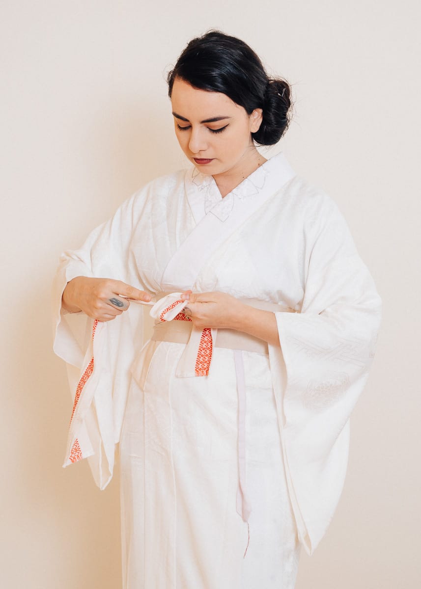 How to Wear a Kimono: With Step-by-Step Pictures and Video - VOYAPON